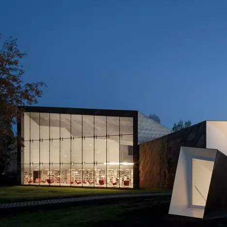 Seinäjoki Public Library thiab Provincial Library, Apila los ntawm JKMM Arkitehdit