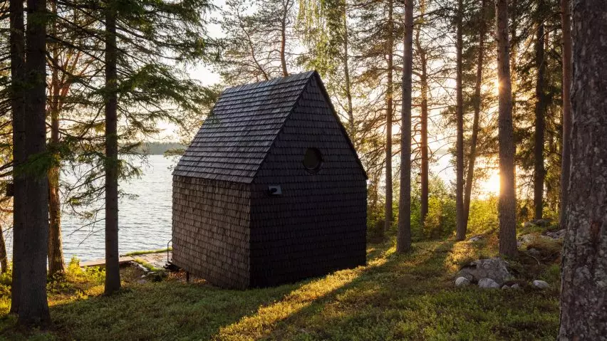 Një kabinë e zezë në pyllin finlandez