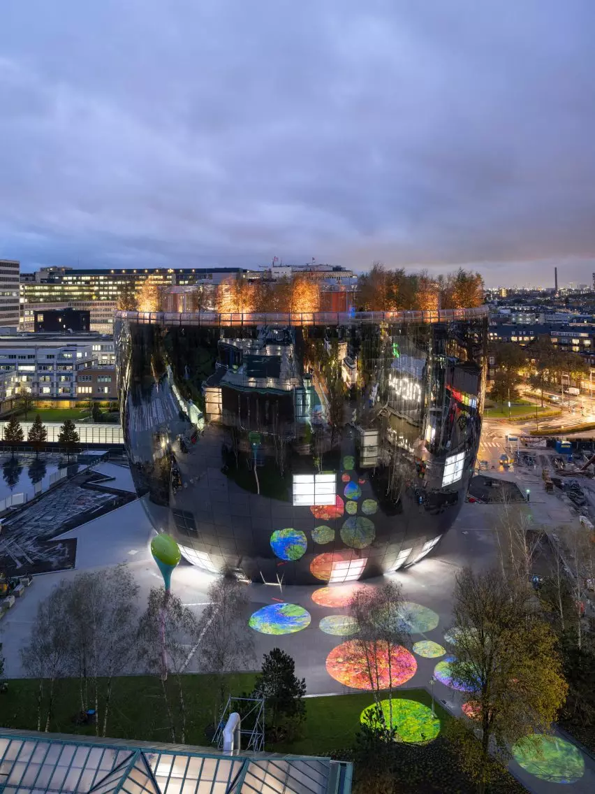 Vue nocturne du Depot Boijmans Van Beuningen par MVRDV