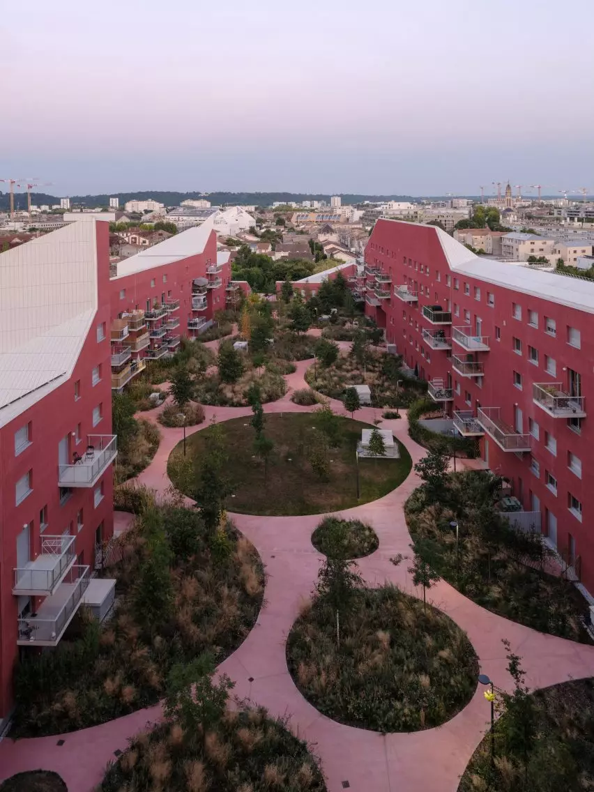 Usa ka dako nga residential courtyard