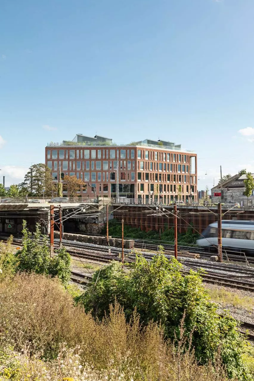 Red brick exterior ng KAB headquarters sa Copenhagen