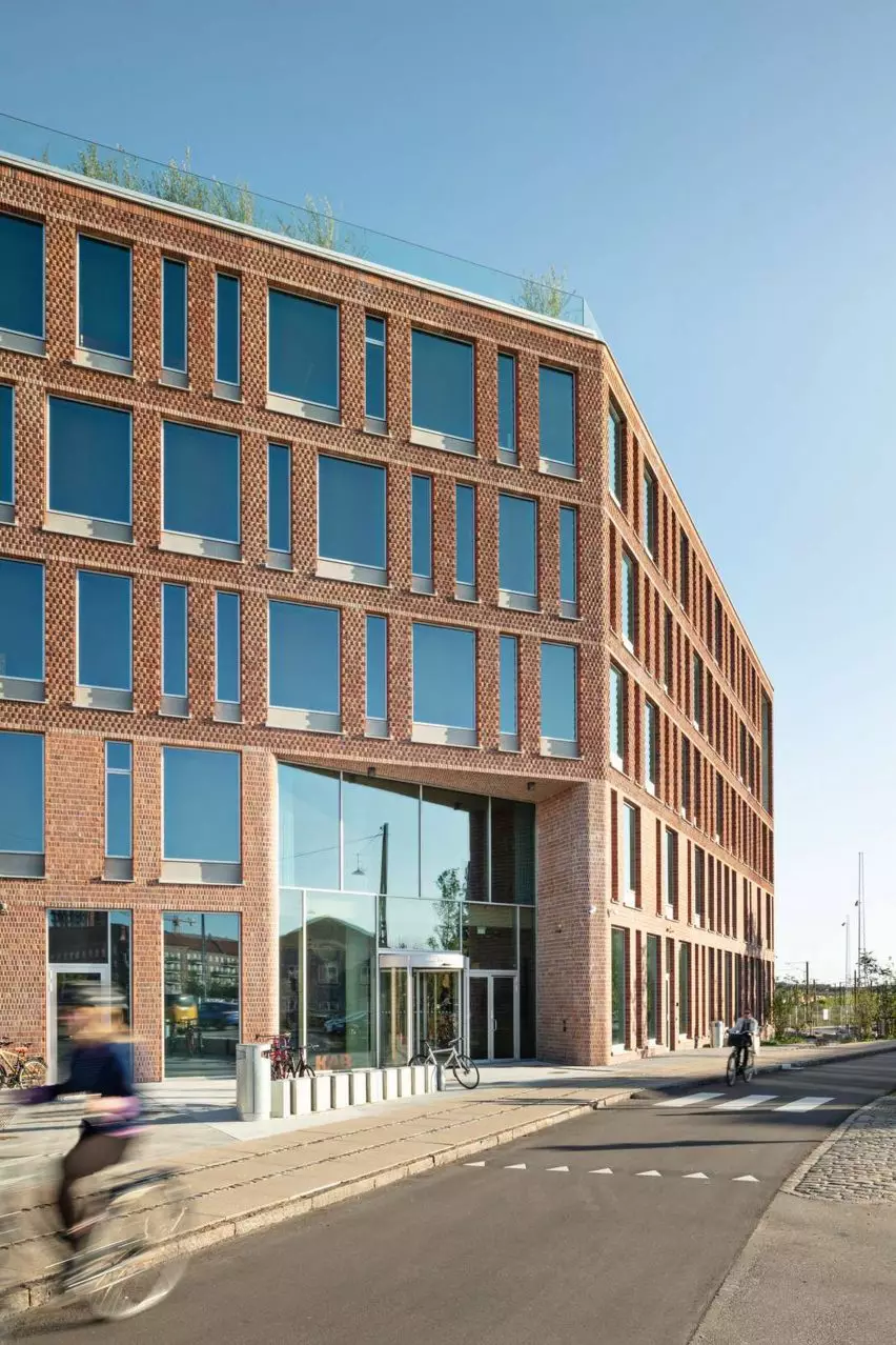 Red brick exterior ng KAB headquarters sa Copenhagen