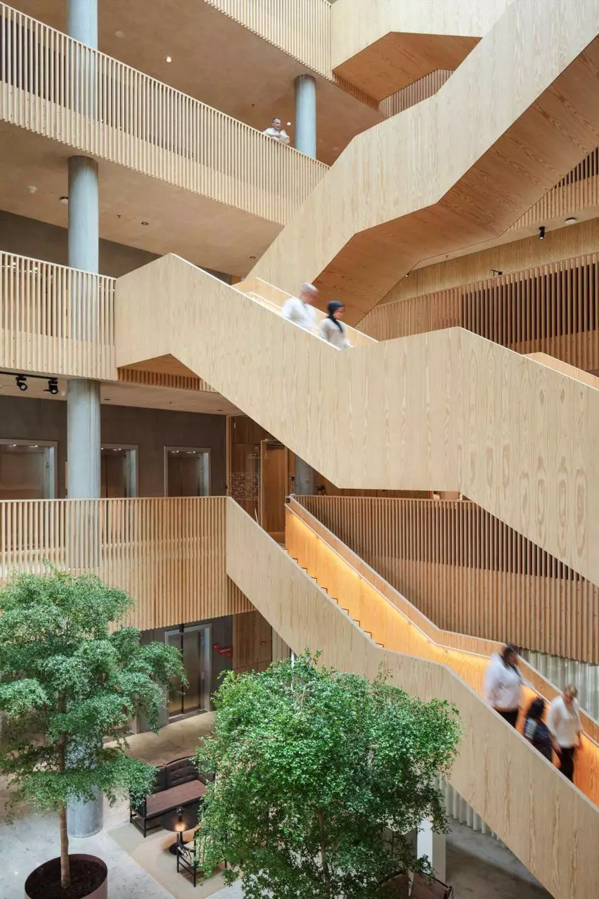 Atrium de bureau en bois