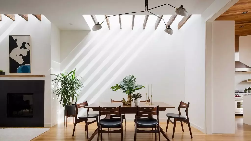 Kayu dan skylight mengalirkan cahaya ke Noe Valley Residence di San Francisco