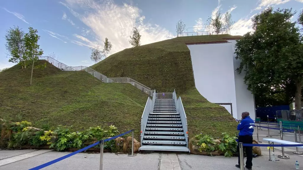 Atrakcija Marble Arch Mound je bila avgusta "brezplačna za plezanje".