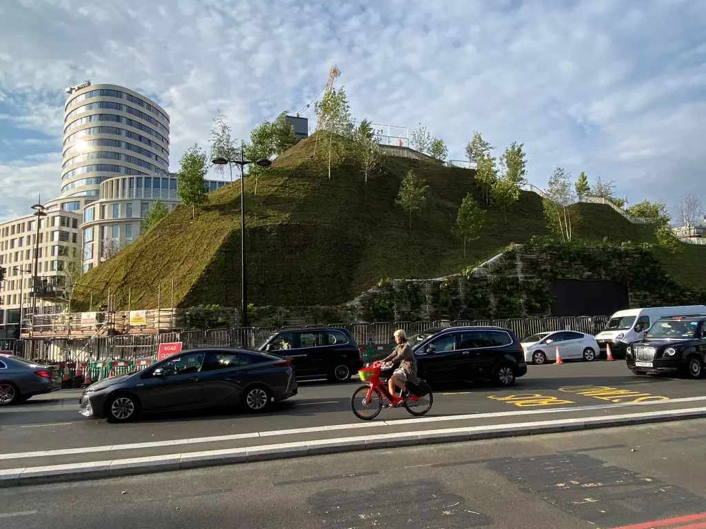 Marble Arch Mound ima "resno sporočilo", pravi MVRDV