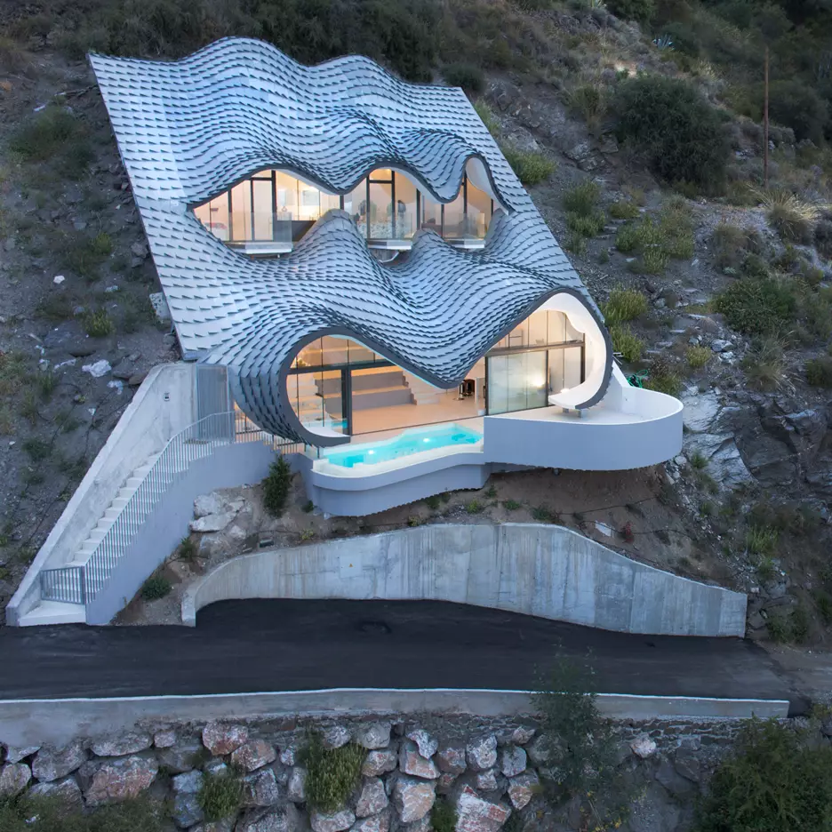 ग्रॅनाडा, स्पेनमधील गिलबार्टोलोम आर्किटेक्ट्सचे कड्यावरील घर