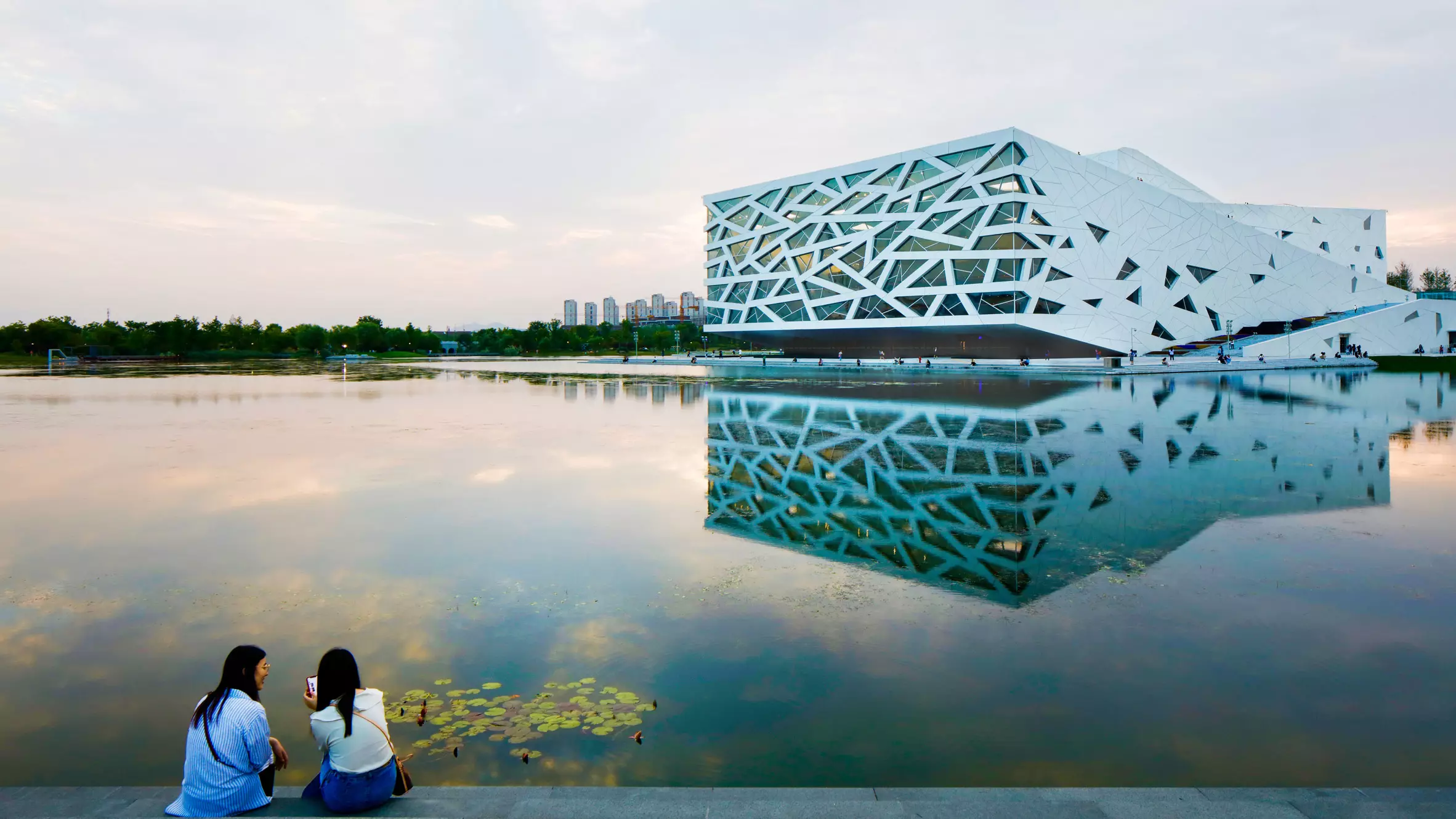 Henning Larsen menyiapkan gedung opera seperti Iceberg di Hangzhou