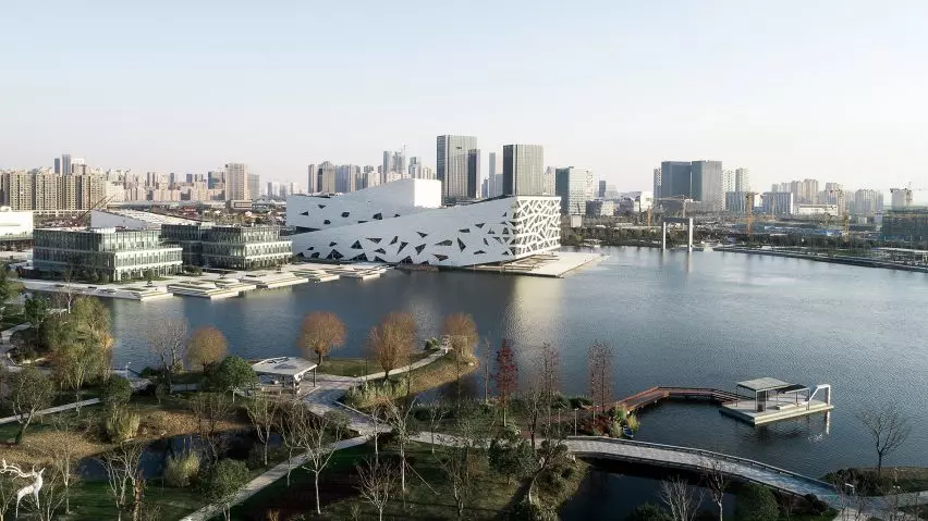 Henning Larsen Hangzhou Yuhang Opera සම්පූර්ණ කරයි