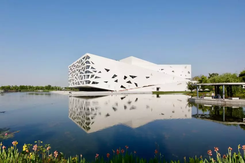 Henning Larsen Hangzhou Yuhang Opera සම්පූර්ණ කරයි