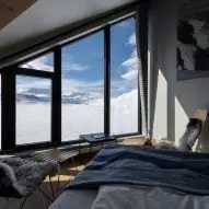 Interiores del juego de dormitorio en gablete del Hotel Finse 1222 de Noruega diseñado por Snøhetta