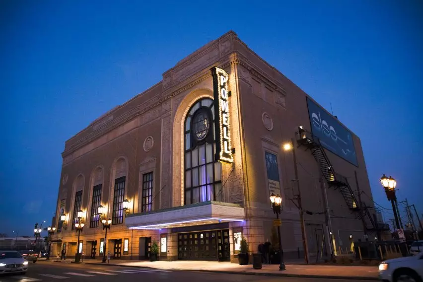 Powell Hall de noche con marquesina