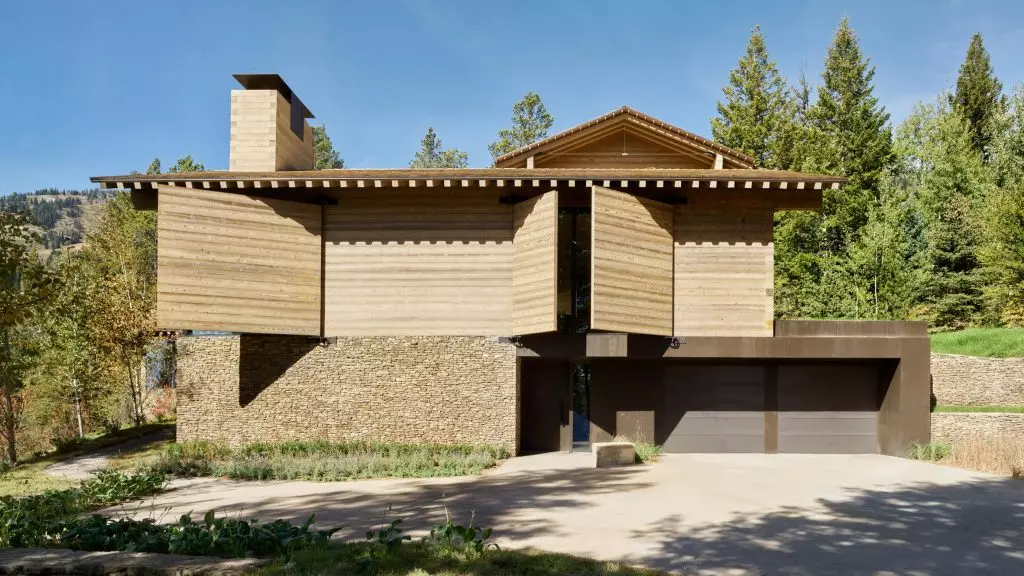 Las poleas abren las persianas de madera que cubren la casa de Wyoming por Olson Kundig