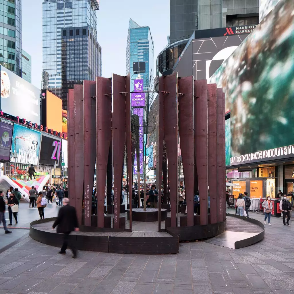 CLB plasserer stål "kapell" på Times Square for NYCxDesign