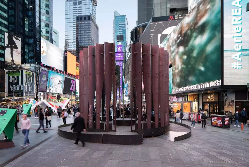 sculpture en poutre d'acier au milieu de time square