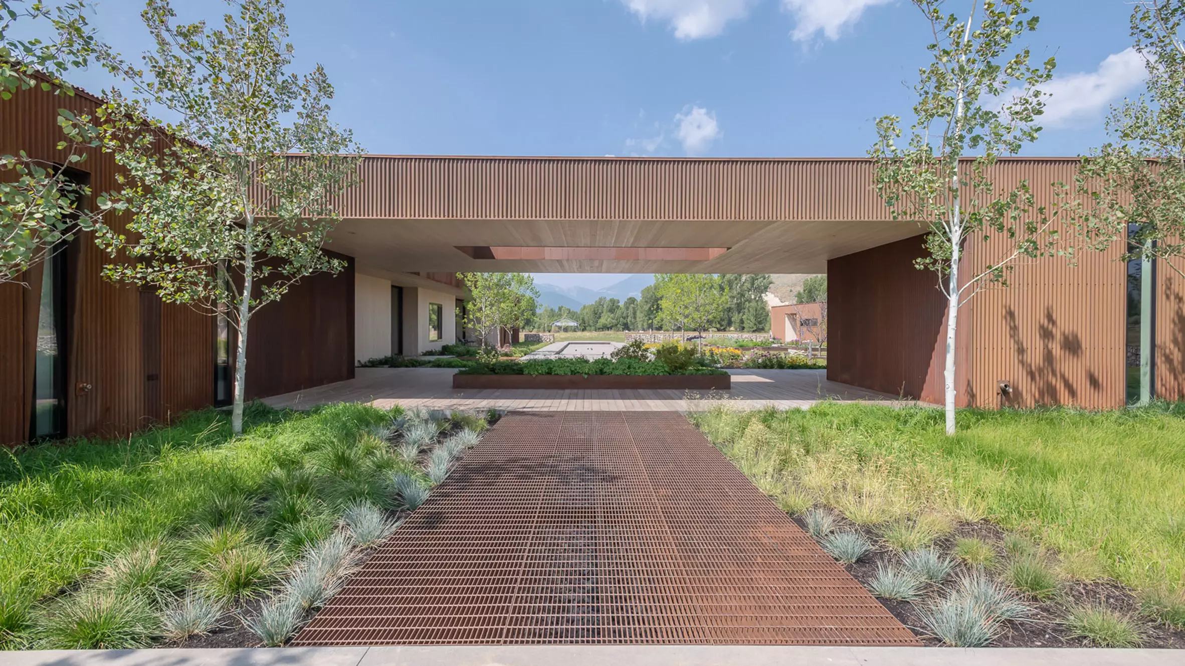 Carney Logan Burke fillte ar Dogtrot Residence i gcruach síonchaitheamh chun cumasc le tír-raon Wyoming