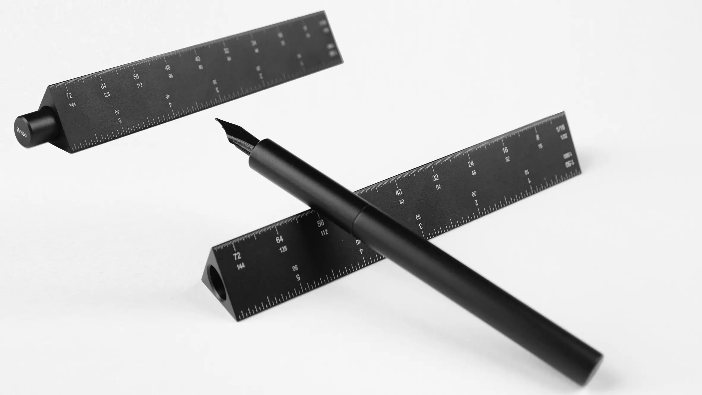 Escala, Ensso tarafından emperyal ve metrik ölçeklere sahip bir ölçek cetvel kalemidir.