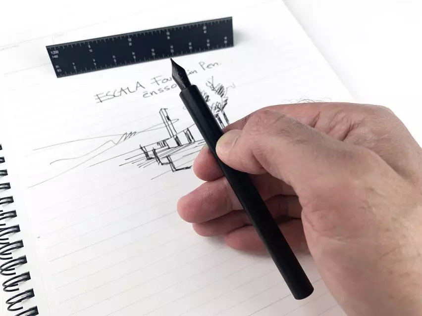Escala è una penna stilografica con righello in scala per architetti