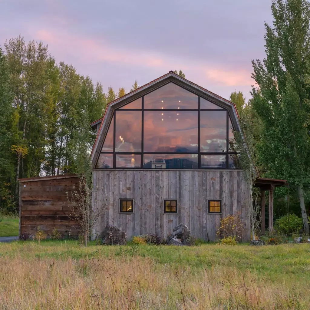 Carney Logan Burke crea una casa de huéspedes con forma de granero en la zona rural de Wyoming