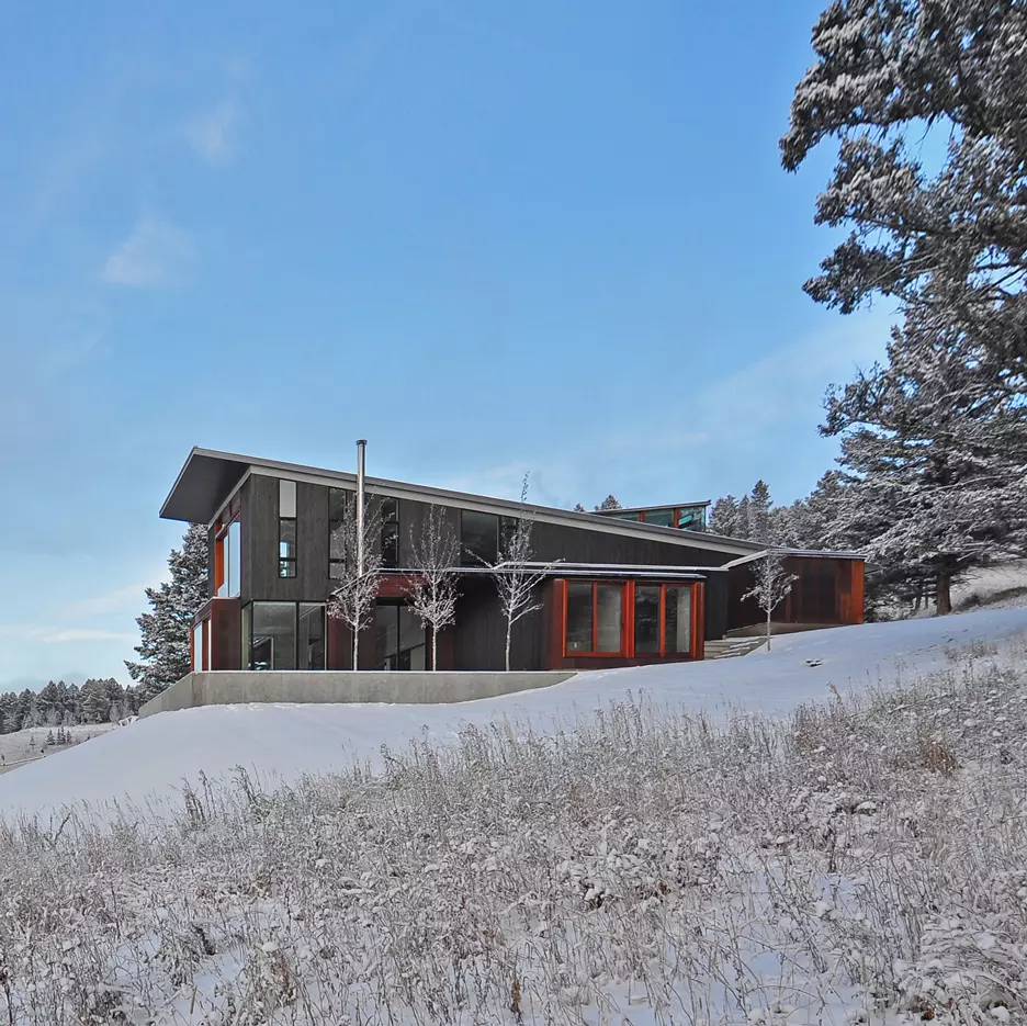 The Mountain House in Montana dening Johnsen Schmaling Architects wis klambi karo kayu charred