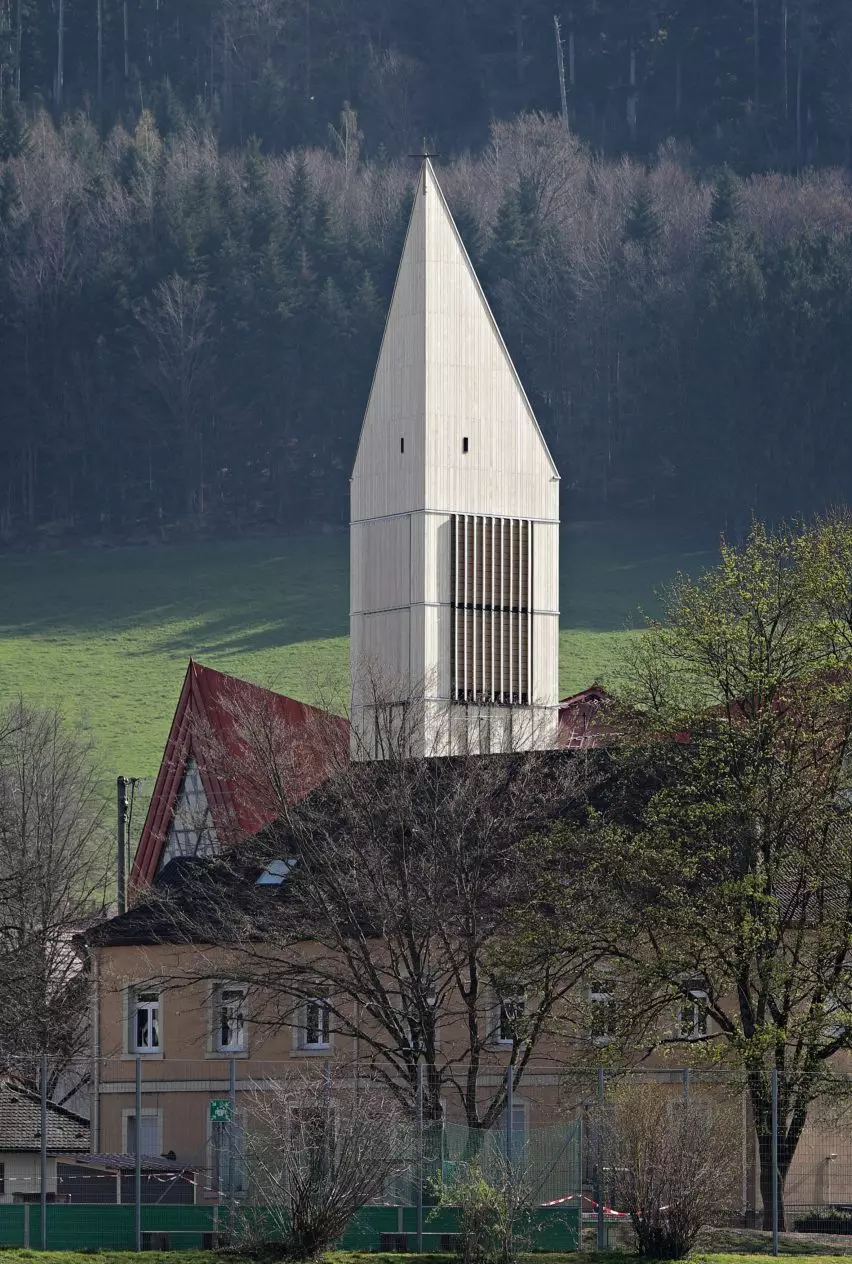 Tŵr eglwys Sant Georg yn Bleibach, Coedwig Ddu gan Architektur3