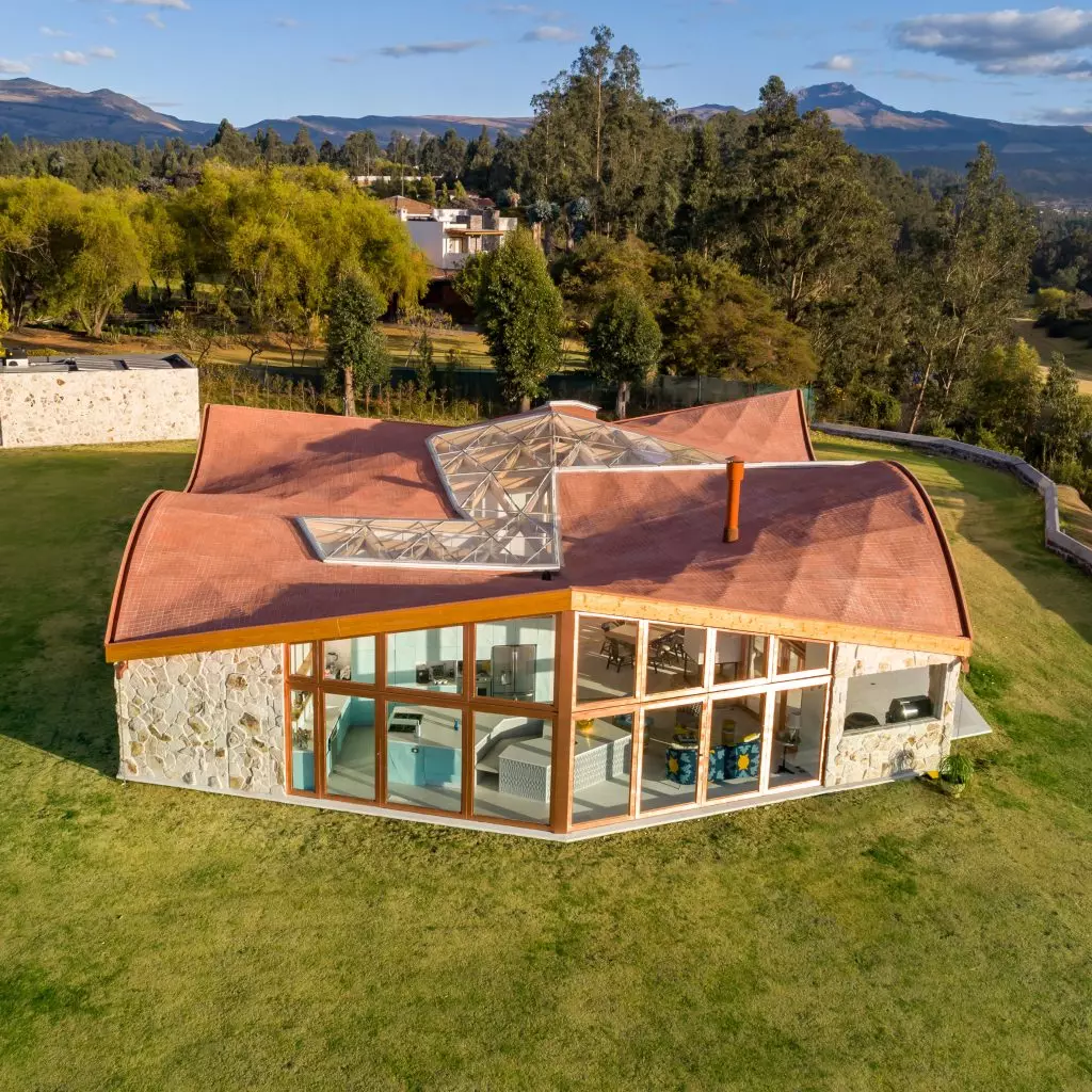 Wavy roof tops Ecuador fakânsjehûs troch Leppanen Anker Arquitectura