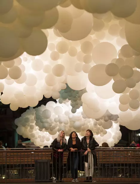 Charles Petillon Heartbeat balloons installation ntawm Covent Garden khw London