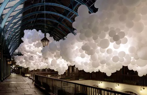 Charles Petillon Heartbeat ballonnen ynstallaasje op Covent Garden merk Londen