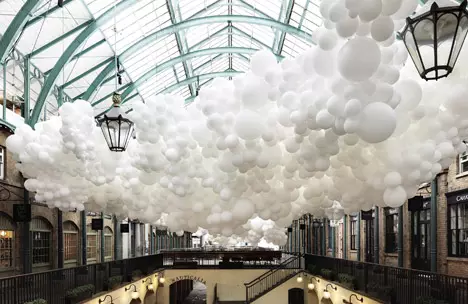 Charles Petillon Heartbeat balloons installation ntawm Covent Garden khw London