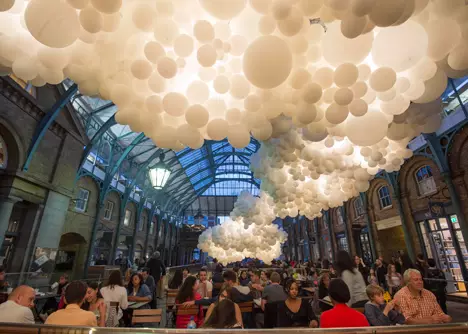 Charles Petillon Heartbeat ballonnen ynstallaasje op Covent Garden merk Londen