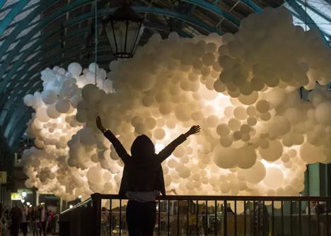 Charles Petillon Heartbeat globoen instalazioa Covent Garden merkatuan, Londres