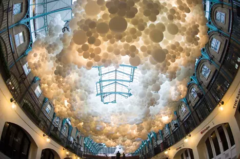 Charles Petillon Heartbeat balloons installation ntawm Covent Garden khw London