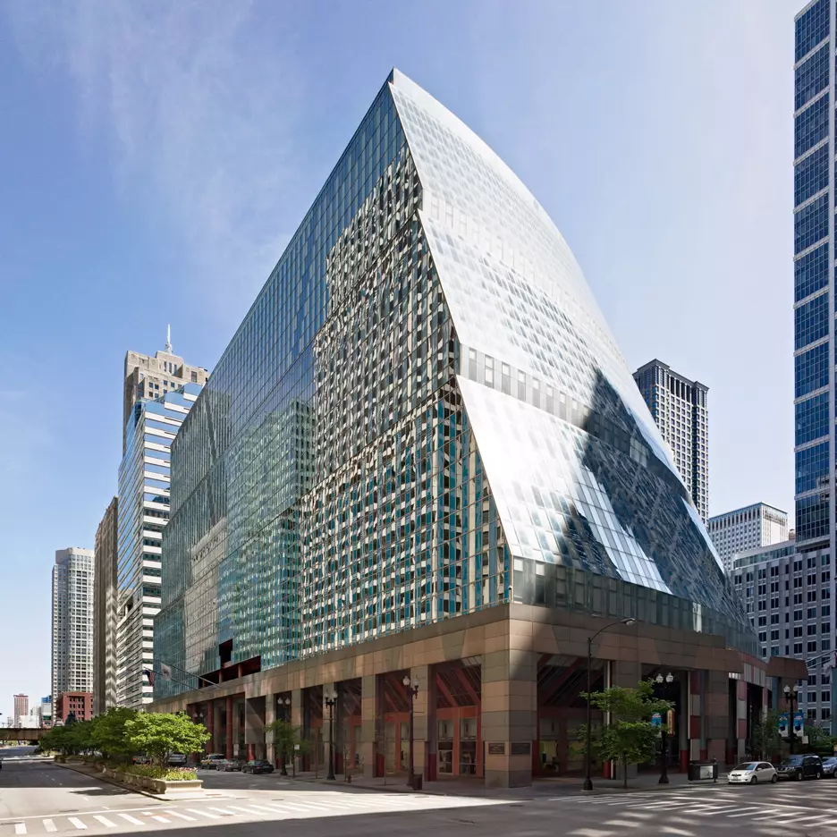 James Thompson Center dening Helmut Jahn