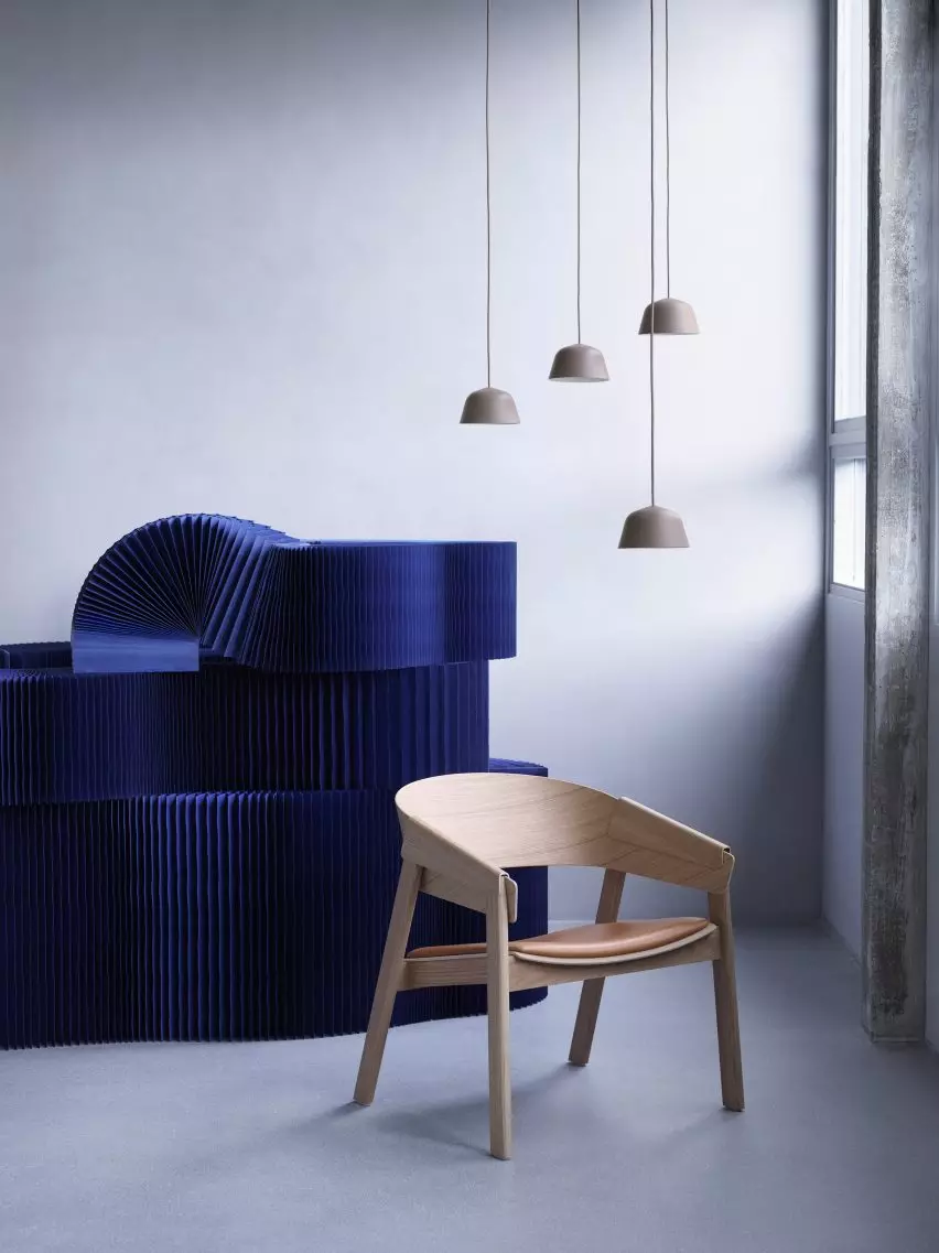 Cover Lounge Chair di Thomas Bentzen per Muuto canalizza il design Scandi 24132_1