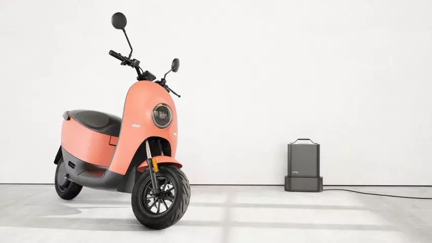 Usa ka electric scooter