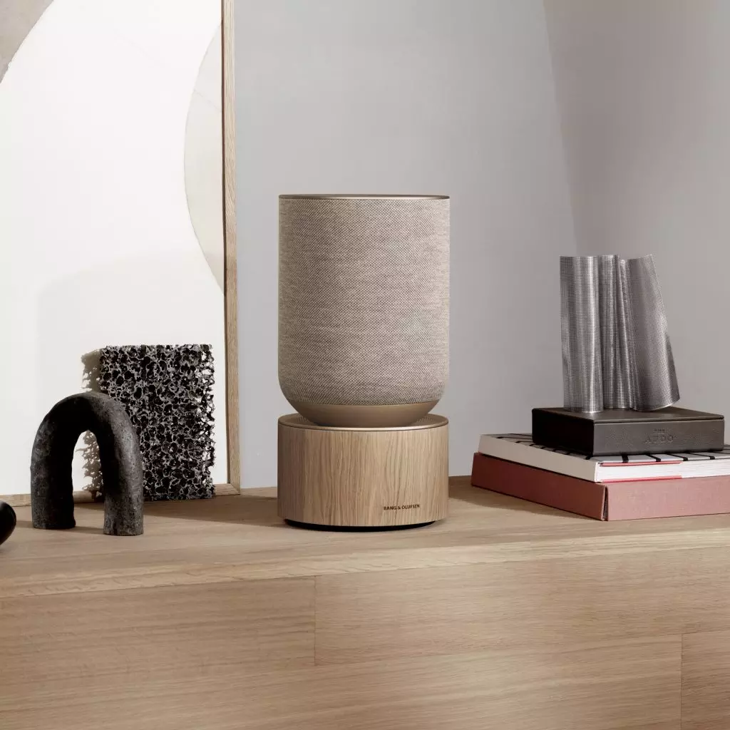 Layer crafts Bang & Olufsen speaker mula sa solid timber at tela