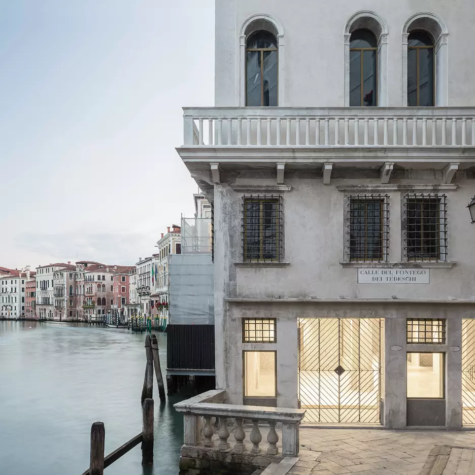 OMA restaura o edifício Fondaco dei Tedeschi em Veneza e redesenha-o como uma loja de departamentos