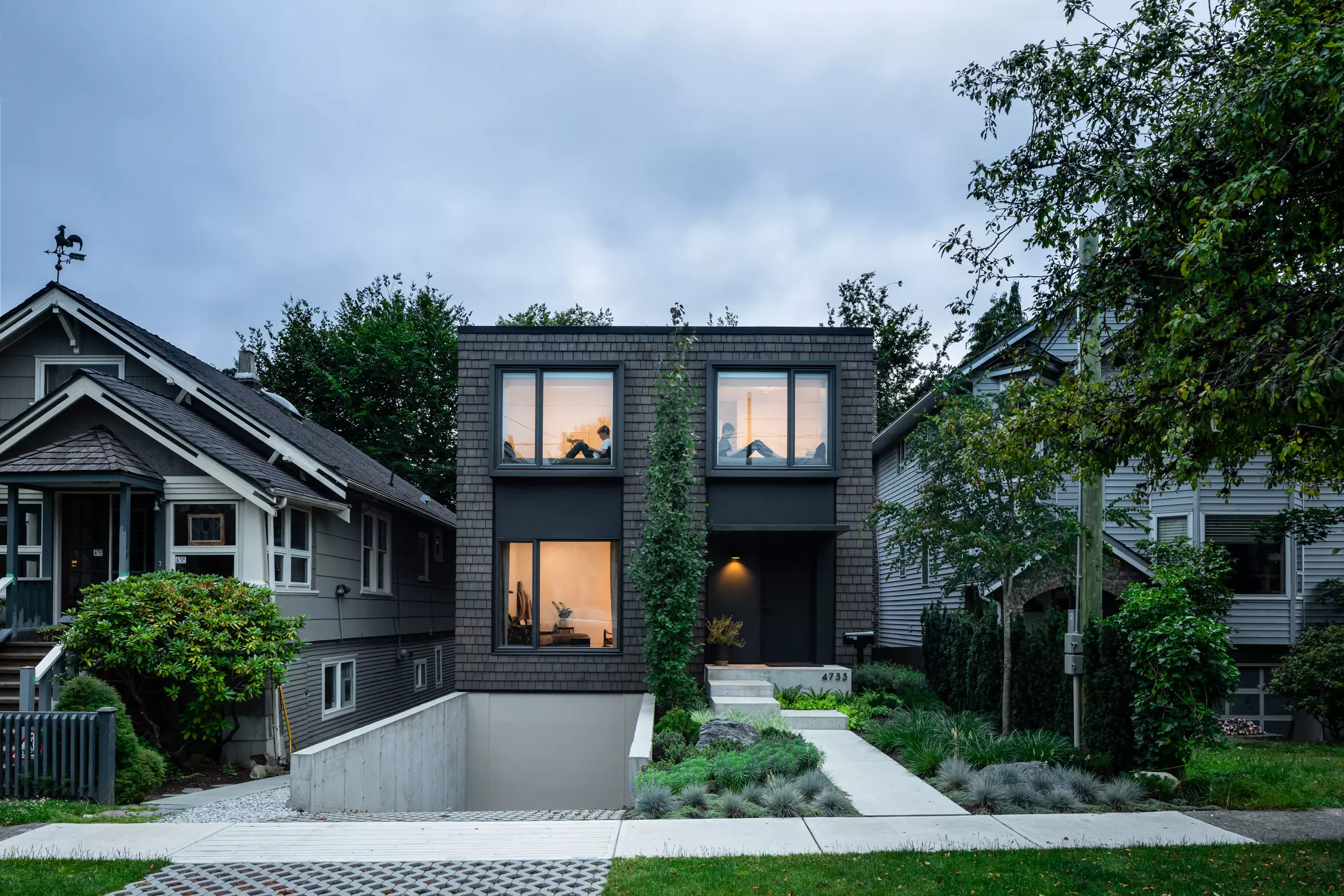 Ang balay sa Vancouver ni D'Arcy Jones Architects nga gidisenyo aron makig-uban sa mga silingang bilding