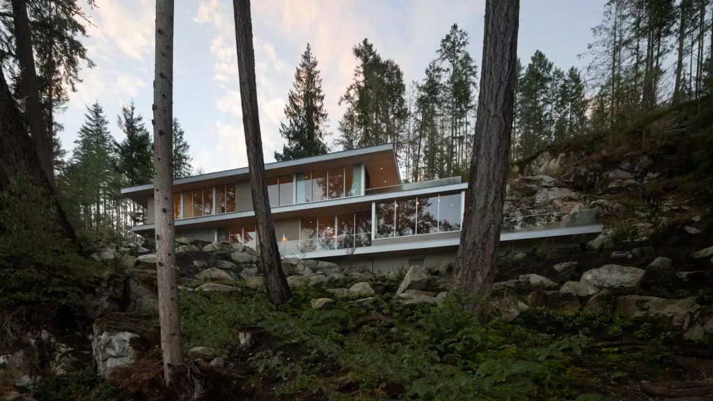 WOVEN ligger Sakinaw Lake House på en klippeskråning i British Columbia