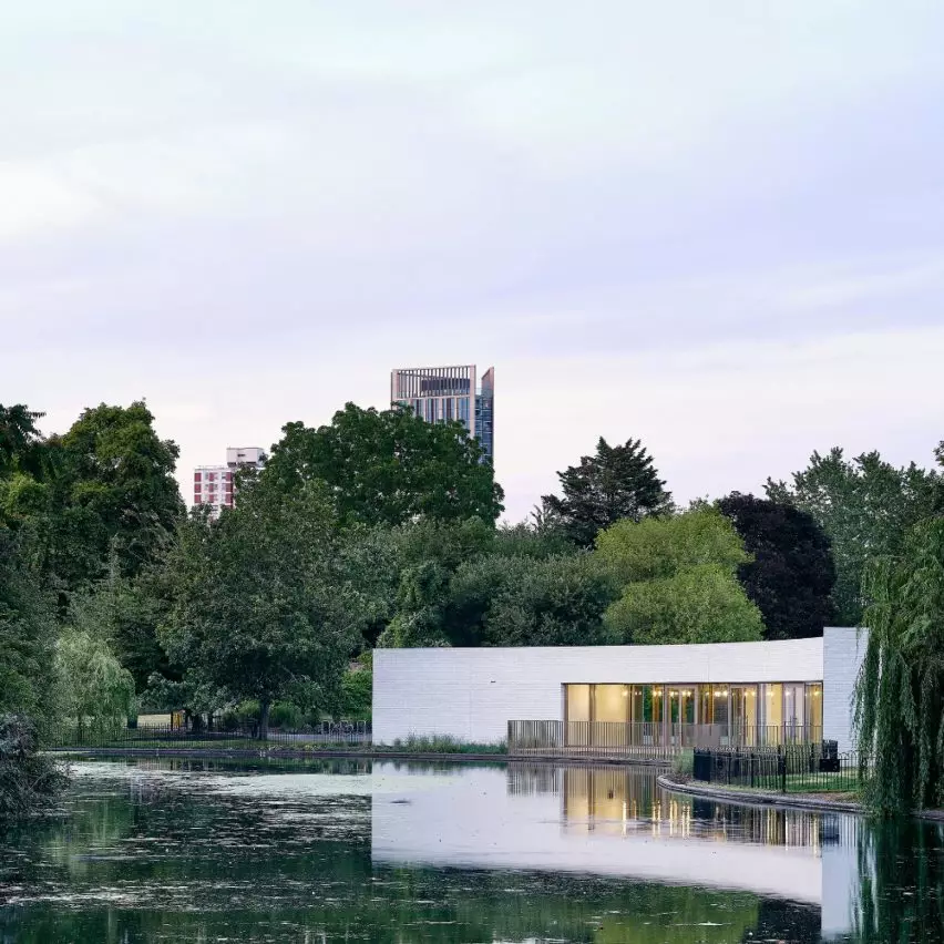 Southwark Park Pavilion and Cafe di London, Inggris, oleh Bell Phillips Architects