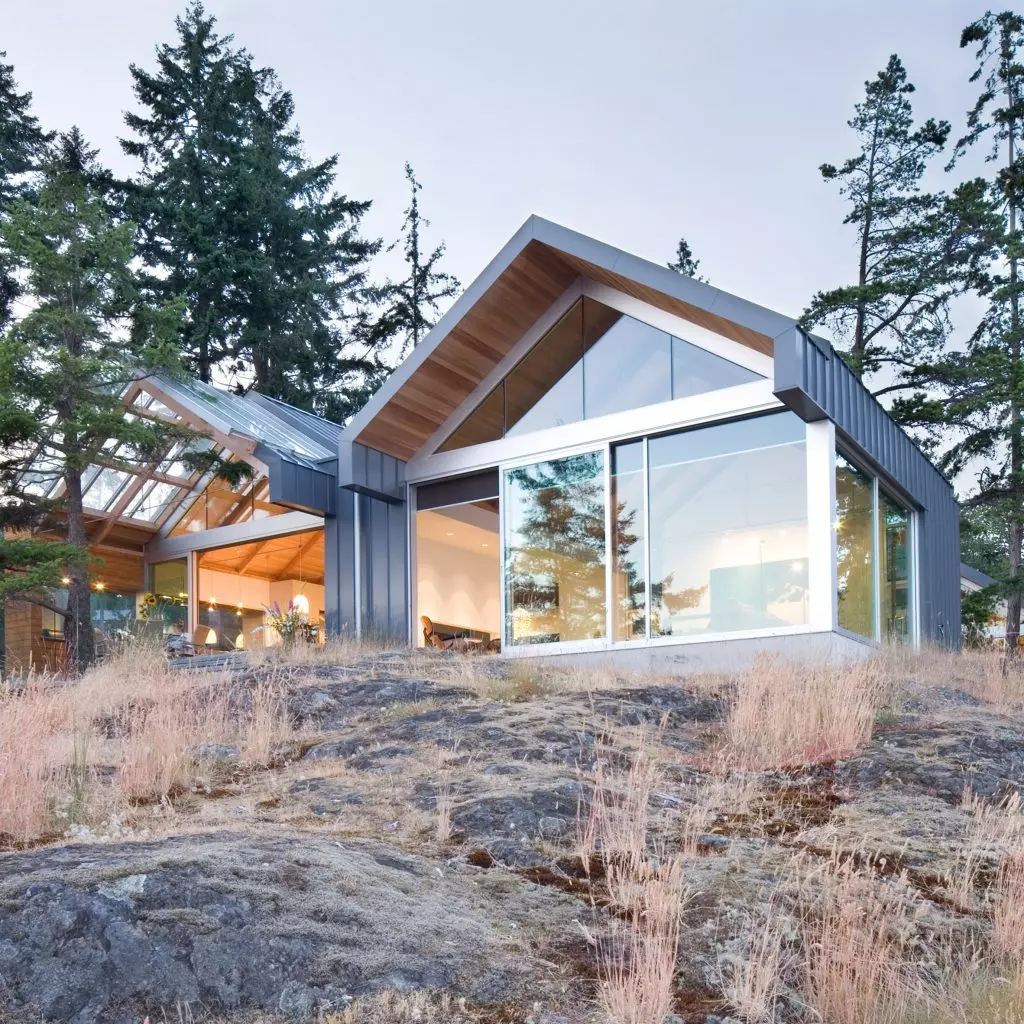 Mae Burgers Architecture yn dylunio cartref ynys ar ben clogwyn yn British Columbia