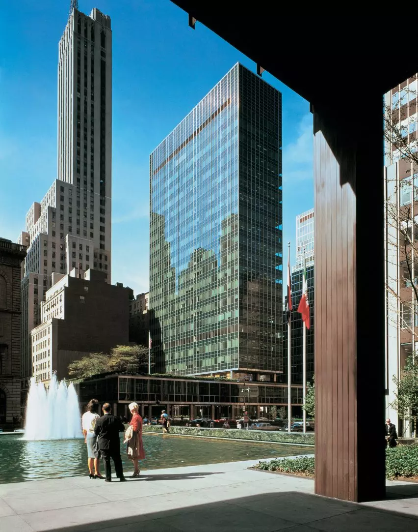 Pemandangan Lever House dening Gordon Bunshaft saka Skidmore, Owings & Merrill, New York City, New York, difoto ing taun 1959