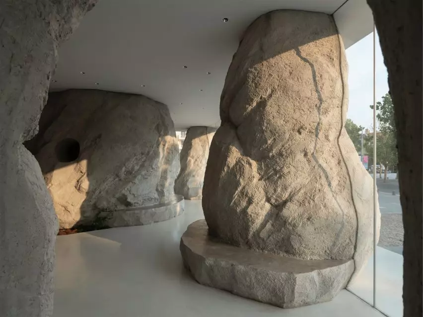 Des colonnes de café en forme de roche à Aranya conçues par B.L.U.E. Atelier d'Architecture