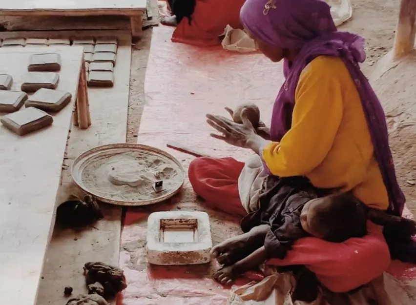 Yasmeen Lari kaj Heritage Foundation de Pakistano kreas terakotan kahelaron kune kun la malriĉuloj de Pakistano