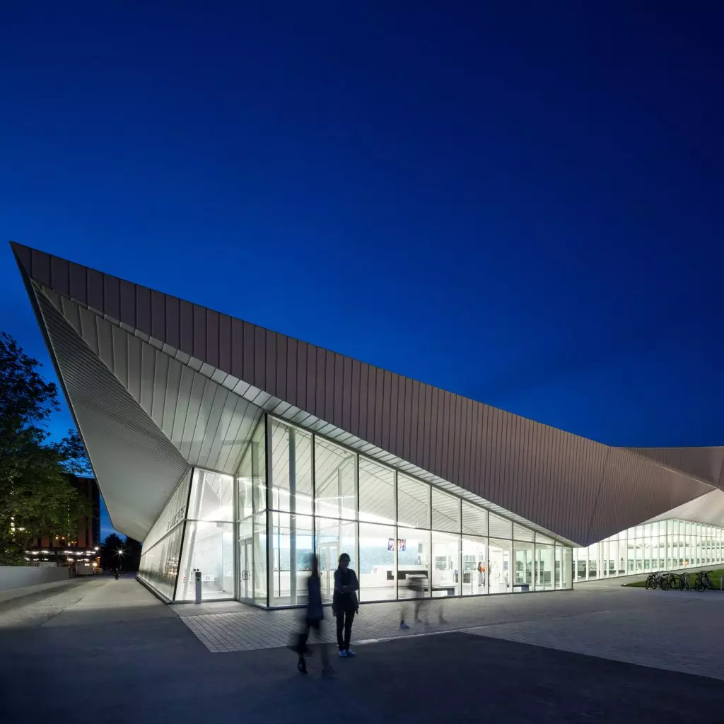 Sinasaklaw ng angular na puting bubong ang glazed aquatic center ng MJMA sa Vancouver