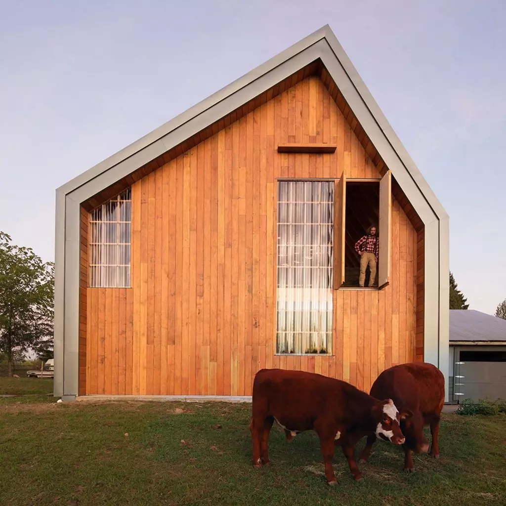 Asher deGroot constrúe Swallowfield Barn coa axuda da comunidade local