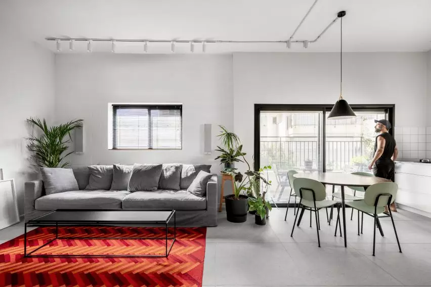 Rust Architects mīkstina modernisma Telavivas dzīvokli ar ozolkoka detaļām 25054_4