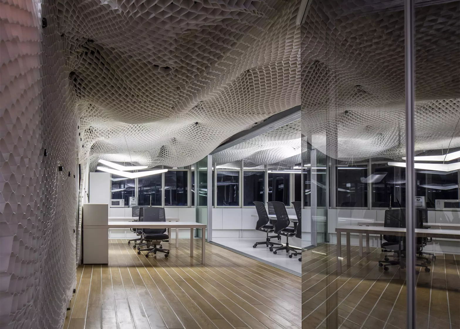 Paritzki & Liani Architects кеңсе үшін бұлт тәрізді төбені жасайды