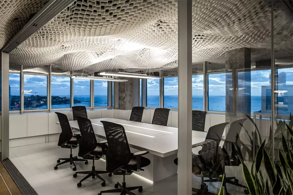 Wnętrze biura PRS w Tel Awiwie, Izrael autorstwa Paritzki & Liani Architects