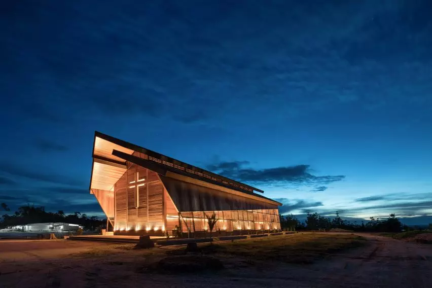 Oikumene kirke i Sajau, Indonesia, av TSDS interiørarkitekt